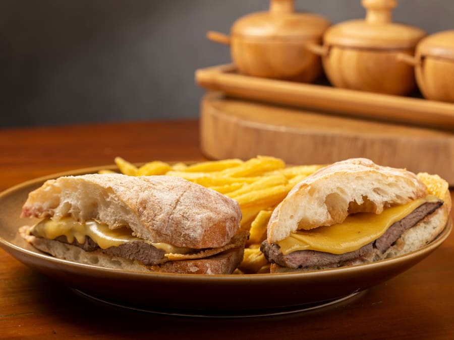 Sanduíche de Filé Mignon com Queijo + Acompanhamento: Asa Rio Valqueire ...