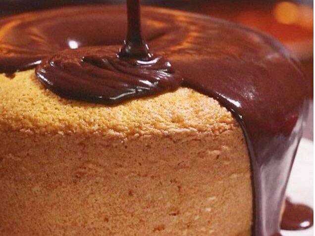 Bolo Cenoura com Calda de Chocolate: Bollô | iFood