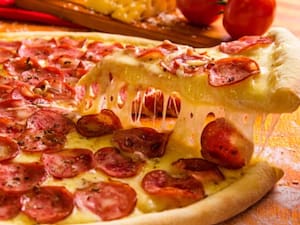 Pizza Calabresa G + Coca 1,5l: Cheppitos Pastel e Pizza - Dom Luis | iFood